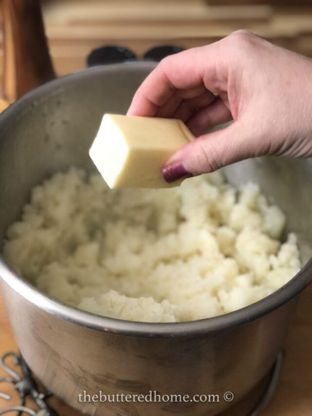 Garlic Mashed Potatoes - The Buttered Home